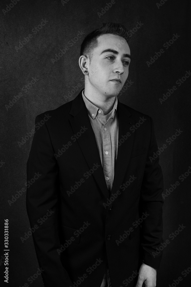 sesion de interior a un chico joven elegante y trajeado con tatuajes en ...