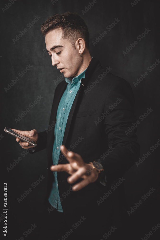 sesion de interior a un chico joven elegante y trajeado con tatuajes en ...