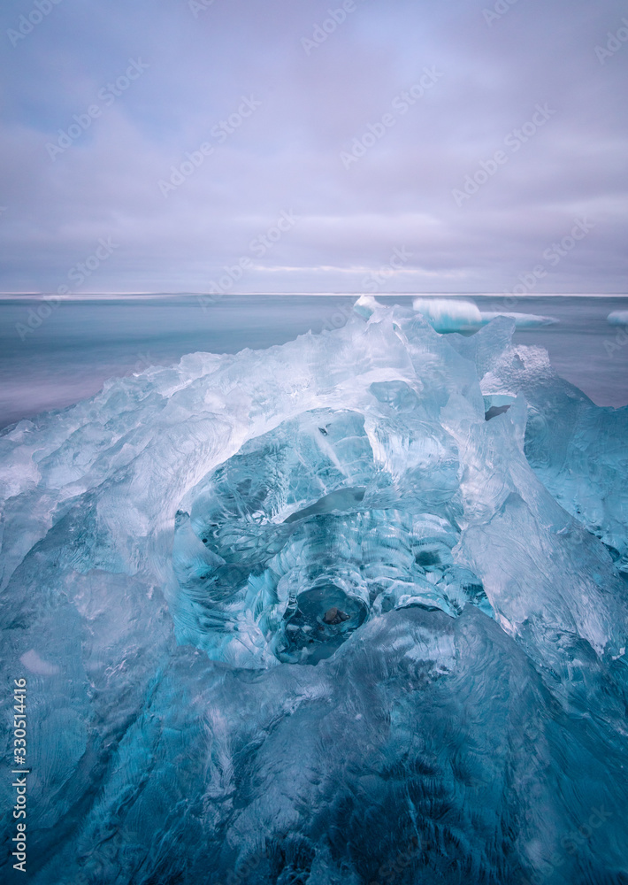 Iceber de hielo azul milenario repleto de textura y color azul en ...