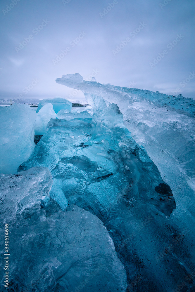Iceber de hielo azul milenario repleto de textura y color azul en ...