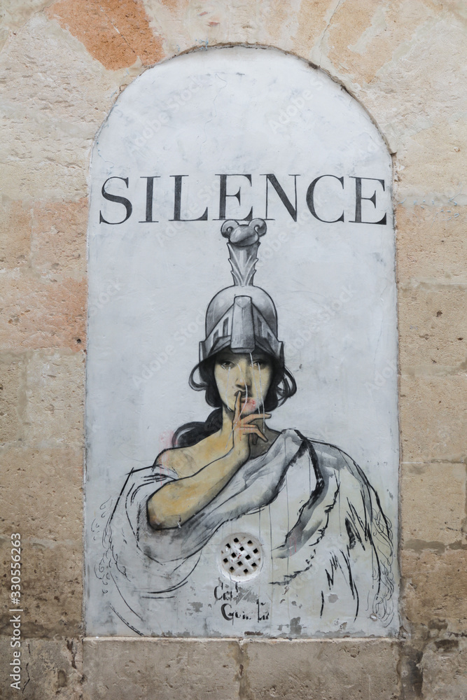 Muro con la palabra silencio de una fuente antigua Stock Photo | Adobe ...