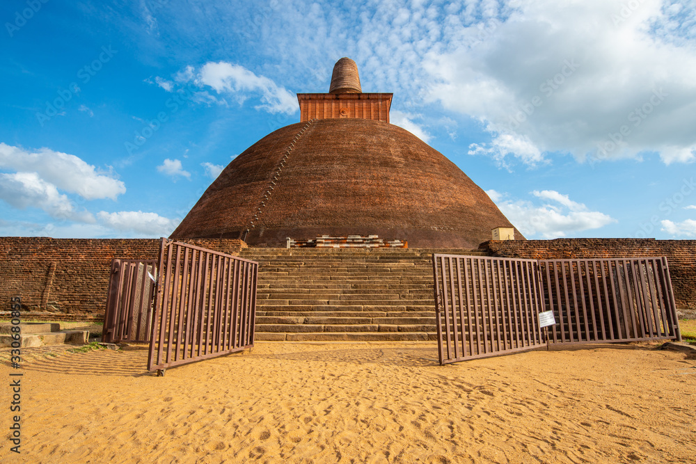 Foto de View of Jetavanaramaya in ancient city of Anuradhapura, Sri ...