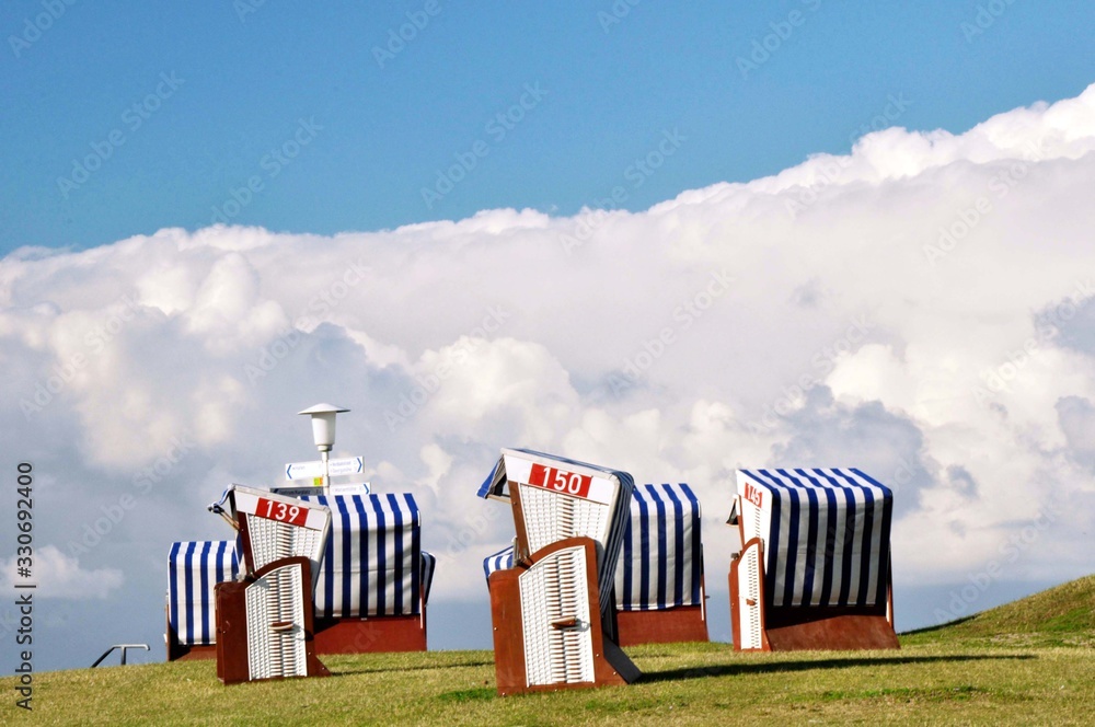 Strandkorb, Strandkörbe mit Nummer steht leer auf dem Hügel am Meer ...