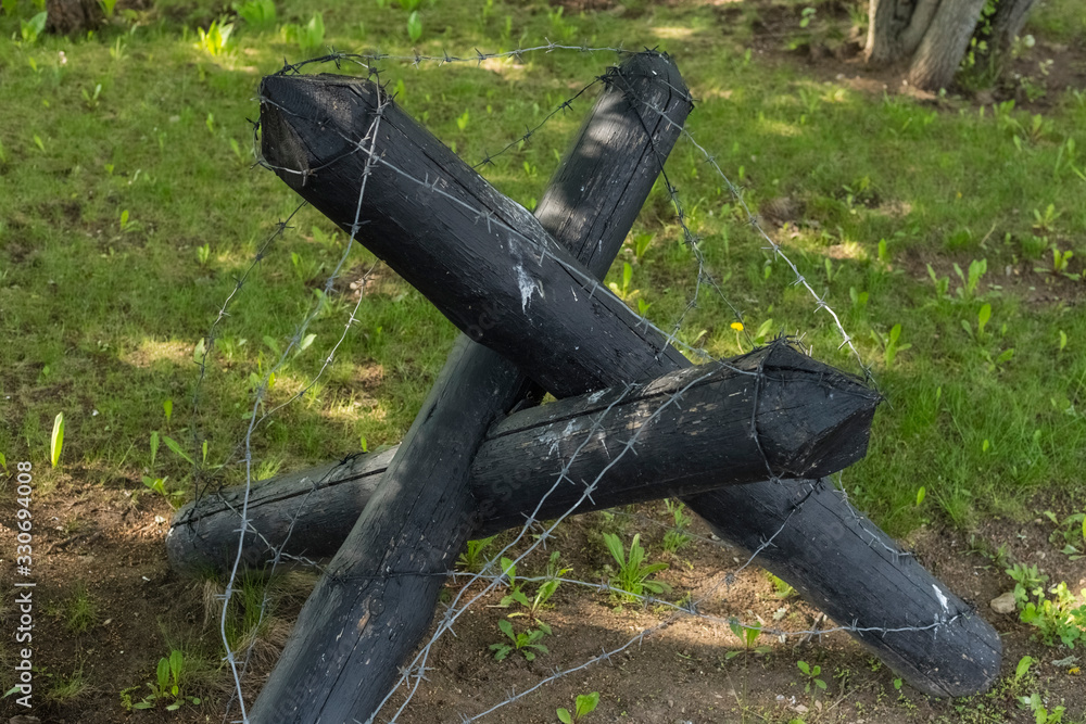 Wire slingshot for the installation of wire barriers and closing the ...