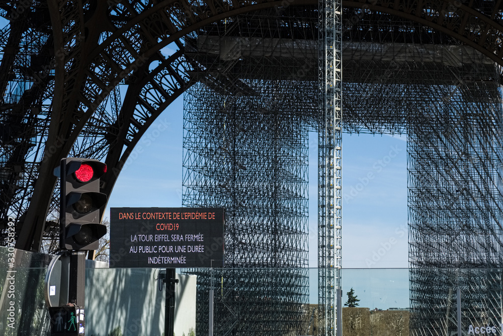 The coronavirus pandemic forces the French population to containment ...