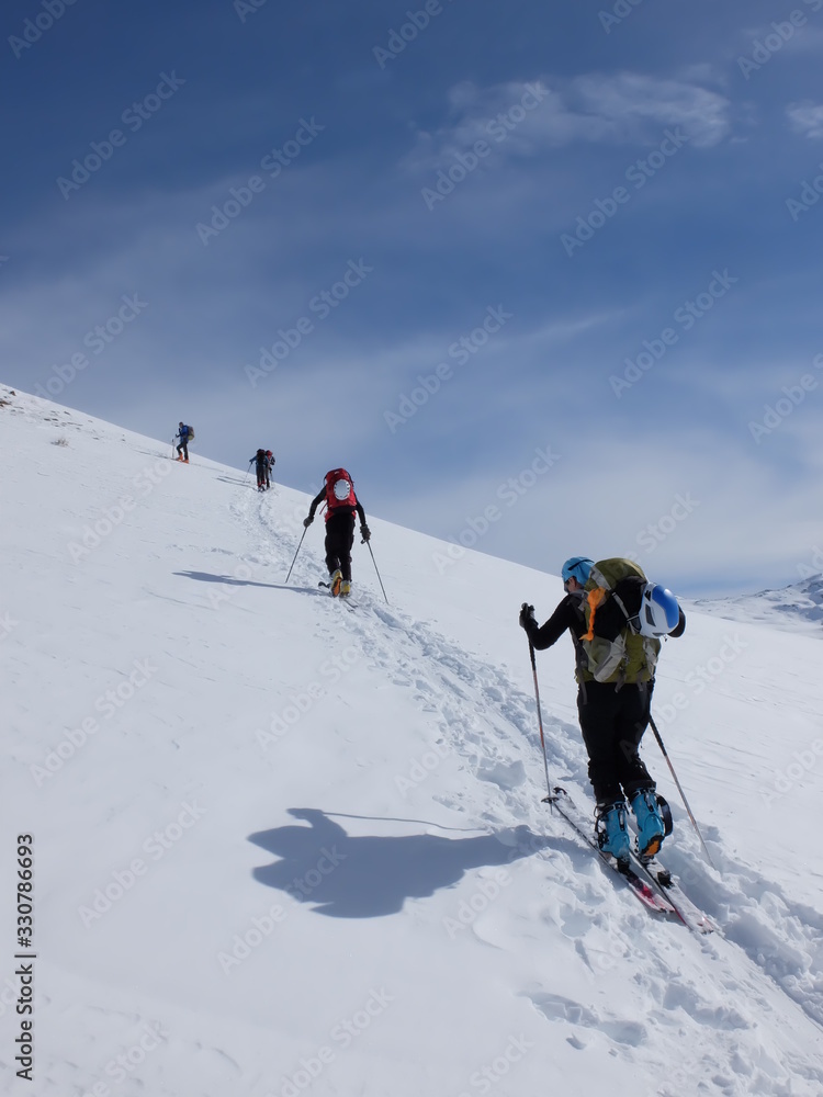 Skieurs de ski de randonnée et alpiniste en montagne qui skient sur la ...