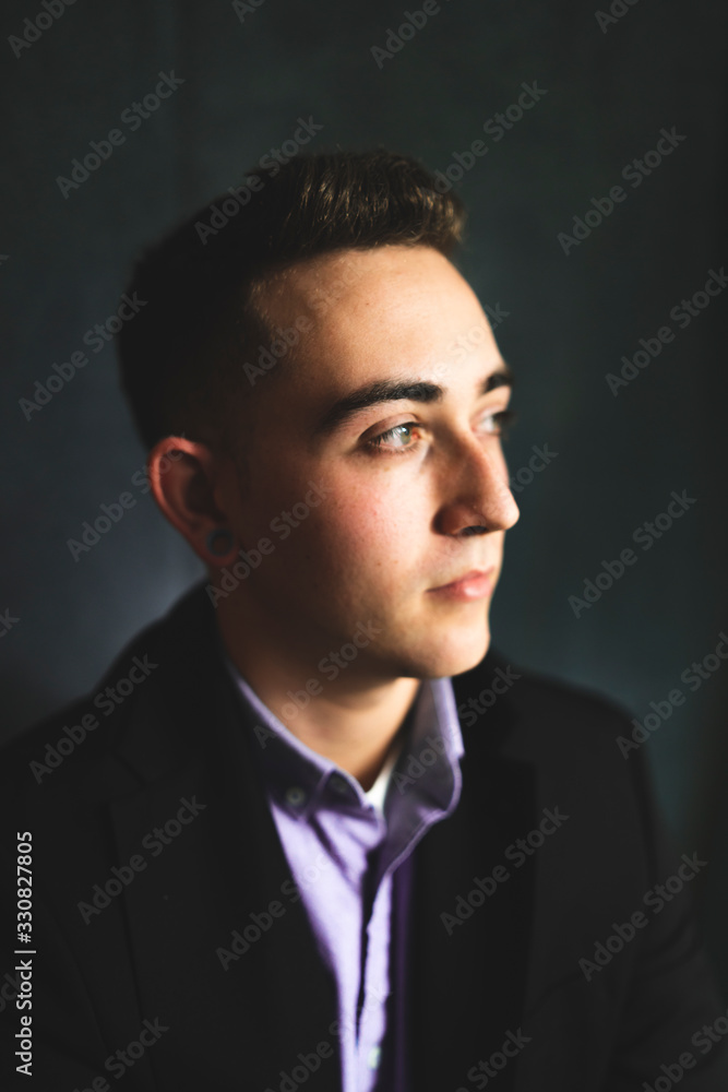 sesion de interior a un chico joven elegante y trajeado con tatuajes en ...