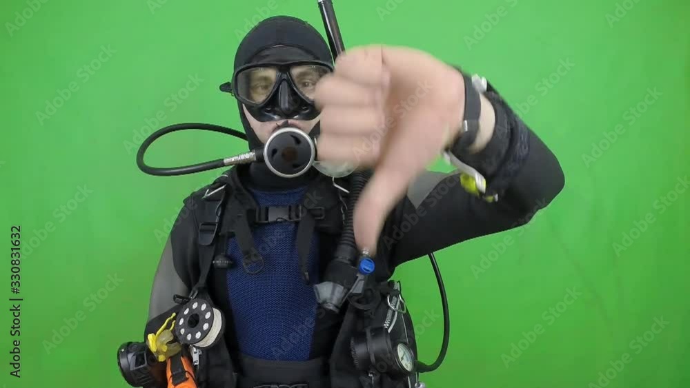 Scuba diving instructor shows signal - Descent on the greenscreen vídeo ...