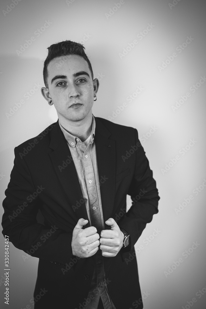 sesion de interior a un chico joven elegante y trajeado con tatuajes en ...