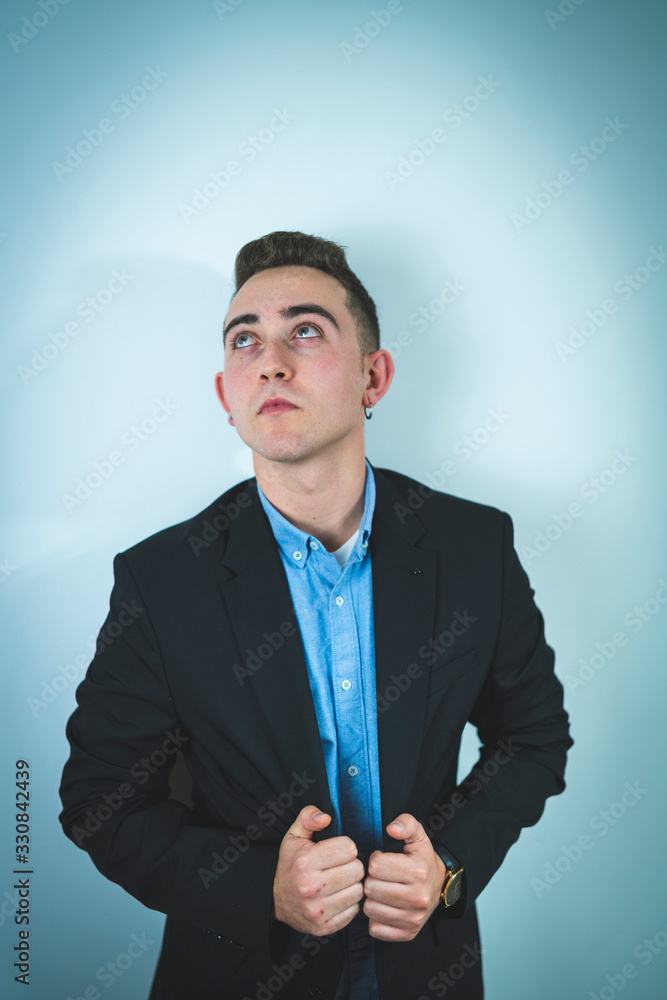 sesion de interior a un chico joven elegante y trajeado con tatuajes en ...