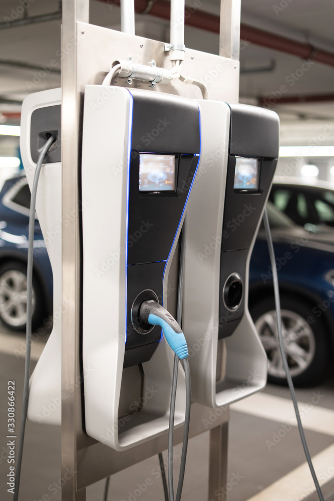Ladestationen für Elektro-Autos in einer Tiefgarage Stock Photo | Adobe ...