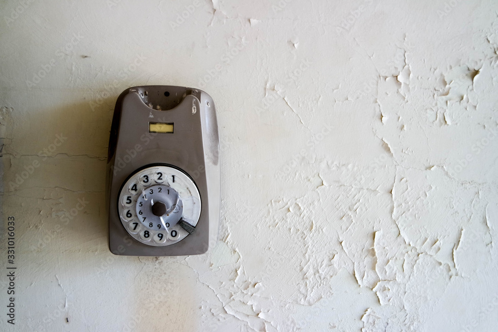 Photo Vecchio telefono con rotella a muro rotto, simodenegri | Posters ...