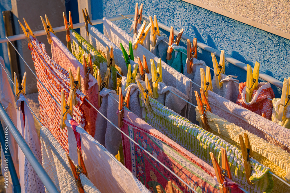 Detalle de ropa colgada y broches de colores. Stock Photo | Adobe Stock