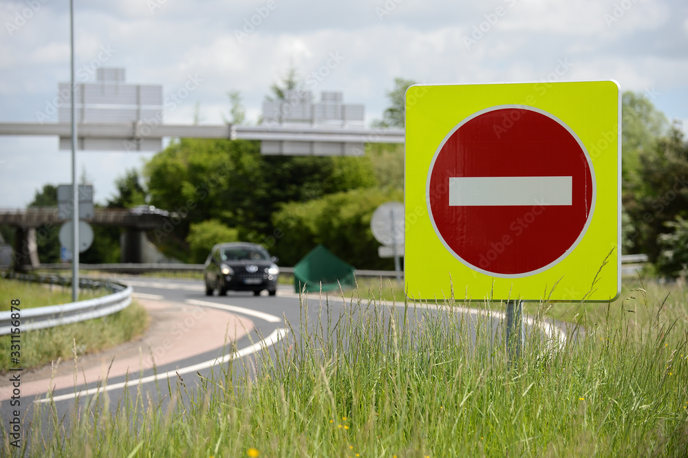 Nouveau panneau sens interdit sur fond jaune fluorescent déployé sur ...