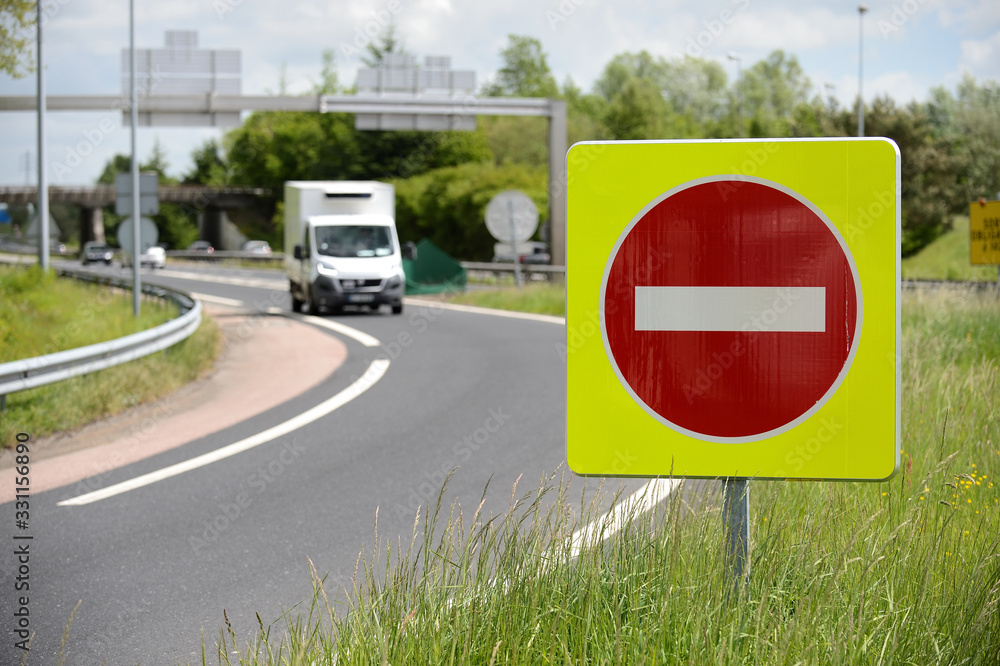 Nouveau panneau sens interdit sur fond jaune fluorescent déployé sur ...