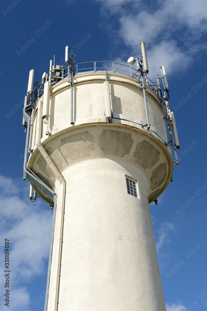 Antennes réseau téléphonie mobile sur château d'eau Stock Photo | Adobe Stock