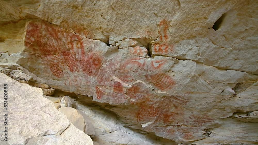 Video „Left to right pan motion of cliff face know as Cathedral Cave at ...