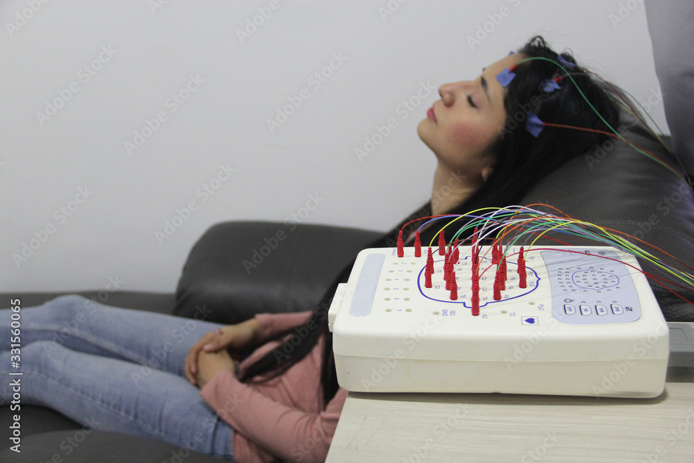 Electroencefalograma estudio del cerebro a mujer joven Stock Photo ...