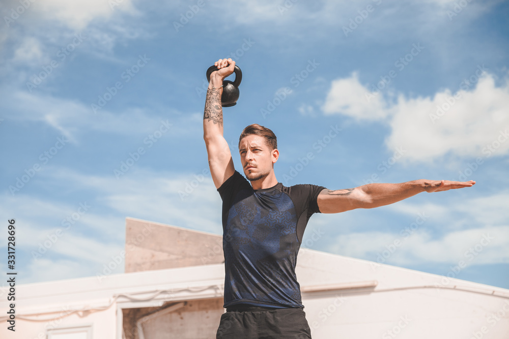 Personal trainer italiano che effettua dimostrazioni visive dei suoi ...