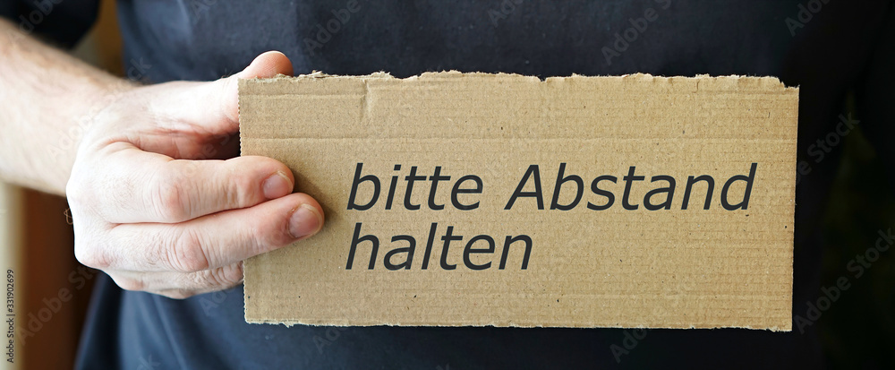 Schild aus Pappe mit der Aufschrift "bitte Abstand halten" Stock Photo ...