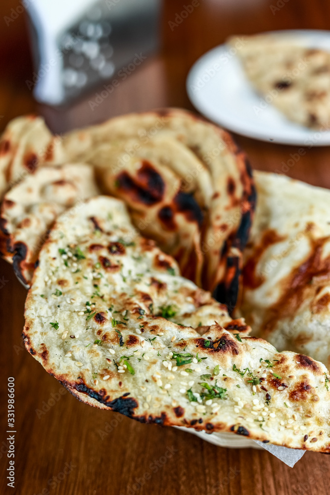 Foto de Kulcha, Butter Naan, Roti (different types of Indian breads) do ...