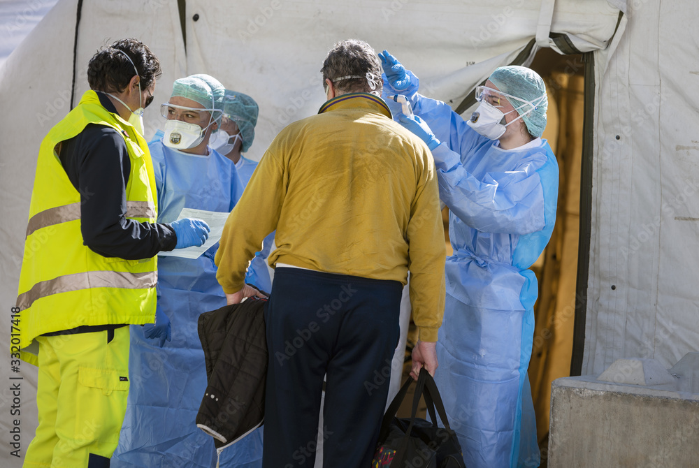 Foto de Alert pandemic Covid-19. Triage hospital field tent for the ...