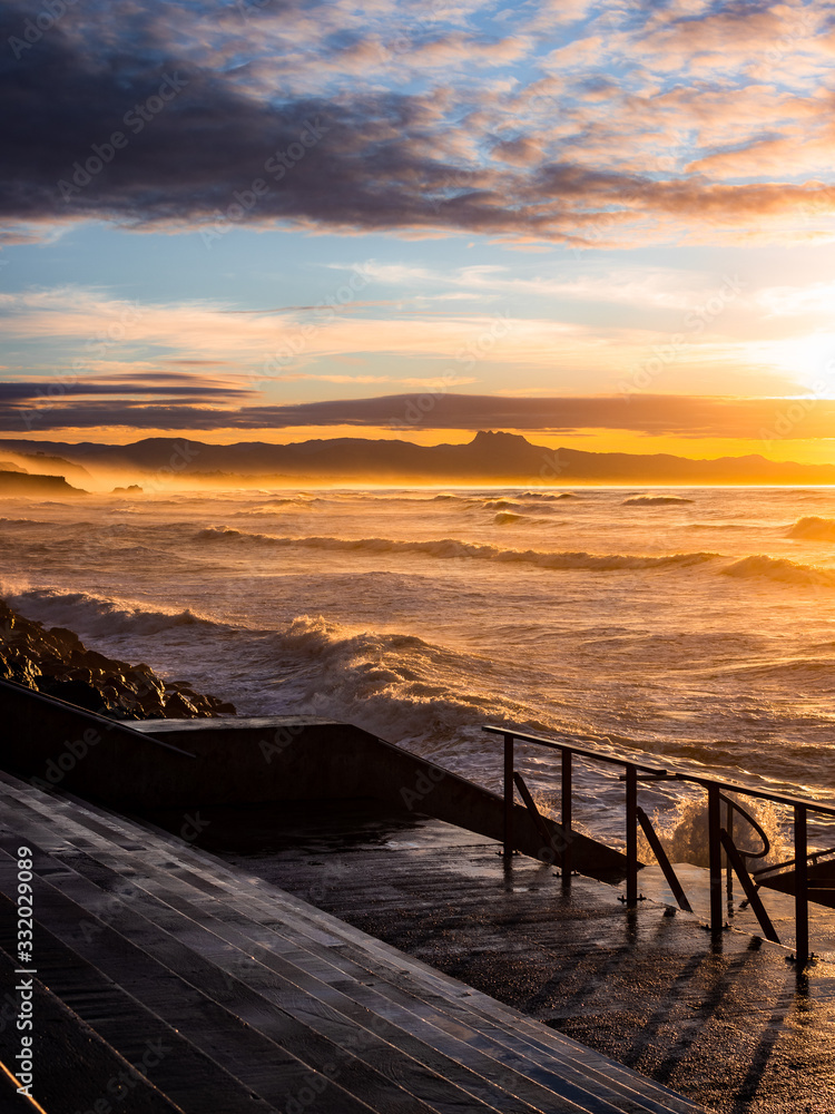 Coucher de soleil sur la Rhune et l'Espagne depuis la plage de la Côte ...