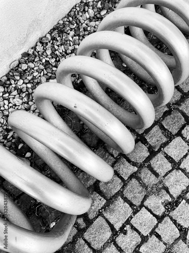 Spiralfeder aus Metall, Spiralfeder auf Asphalt, Spiralfeder ...