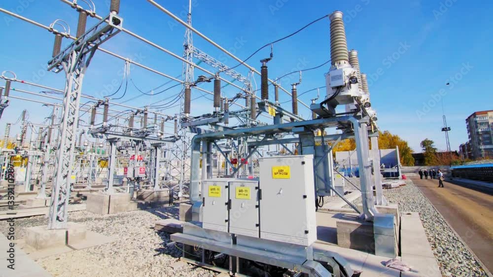 transformer operates at electrical transmission substation 素材庫影片 ...