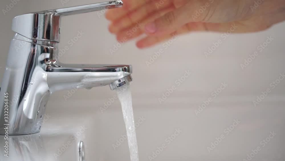 Persona lavando las manos para desinfectar y prevenir la infección de ...