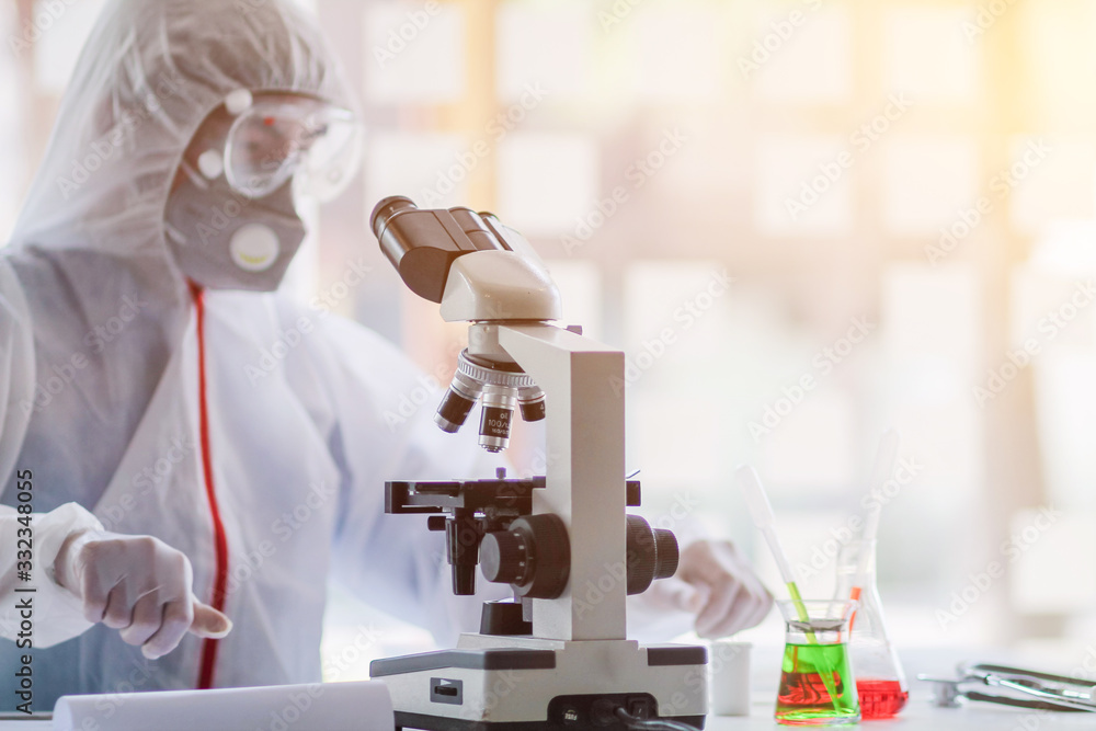 The medical team wore a coronavirus protective suit and rubber gloves to examine the coronavirus ...