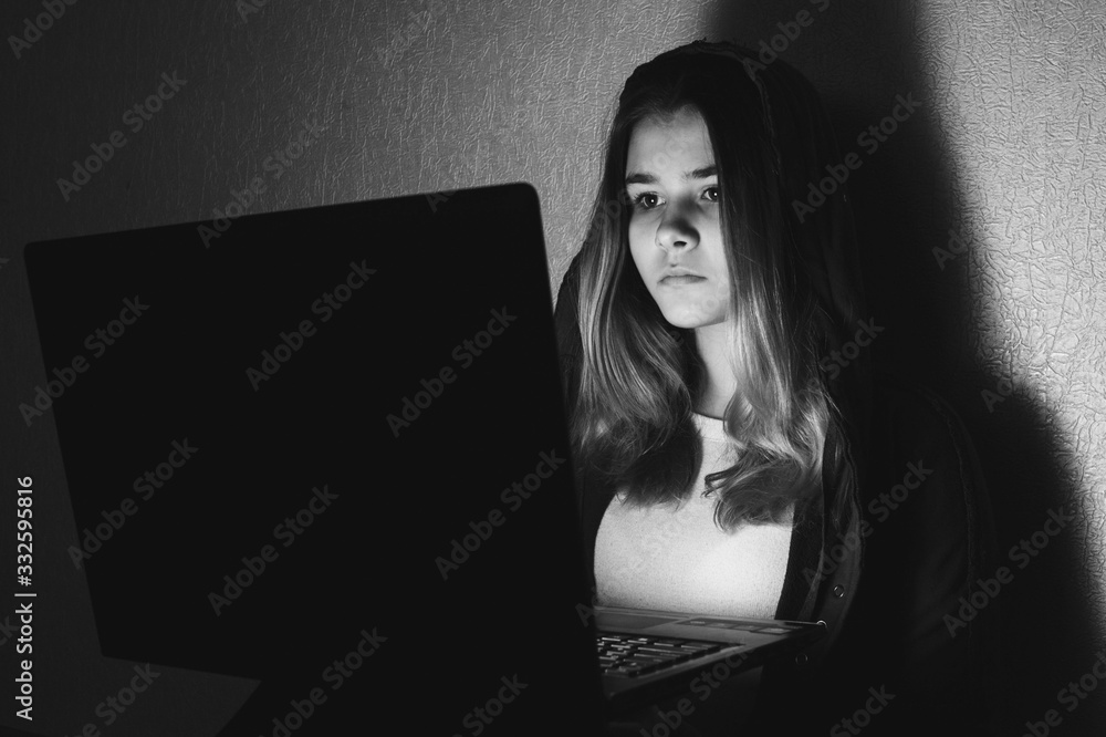 Fotografia do Stock: Teenager girl suffering internet cyber bullying ...