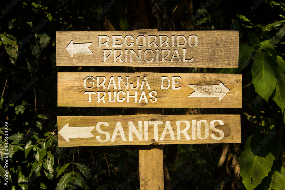 LETRERO DE MADERA CON SEÑALES Y FLECHAS Stock Photo | Adobe Stock