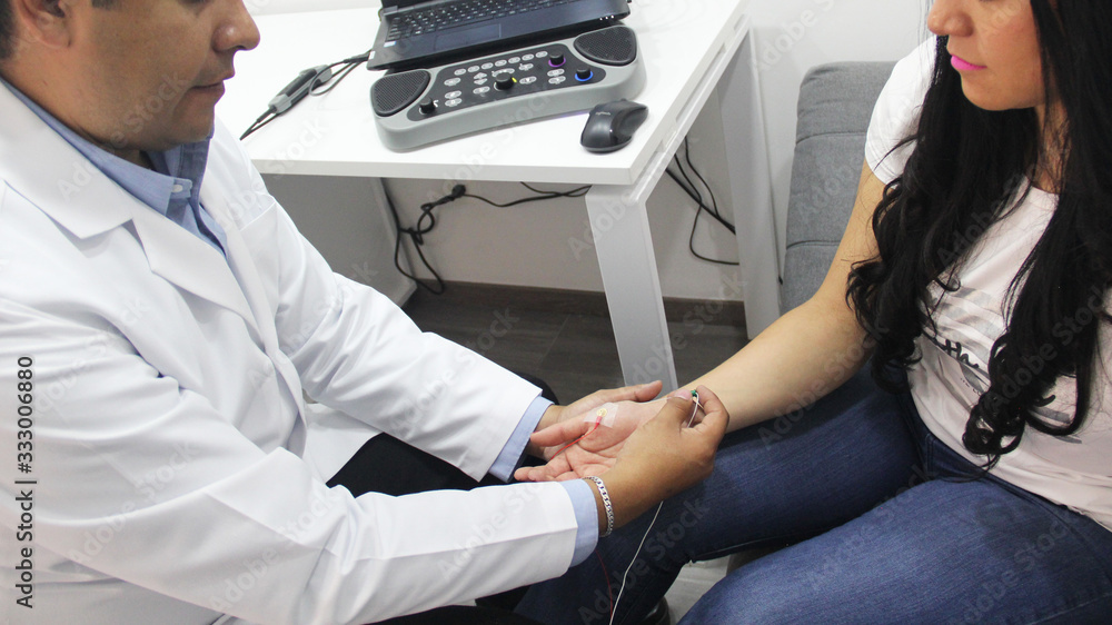 Electrmiografía a mujer con doctor especialista Stock Photo | Adobe Stock