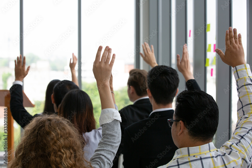 Foto Stock Real view of curious business people raising hand at ...