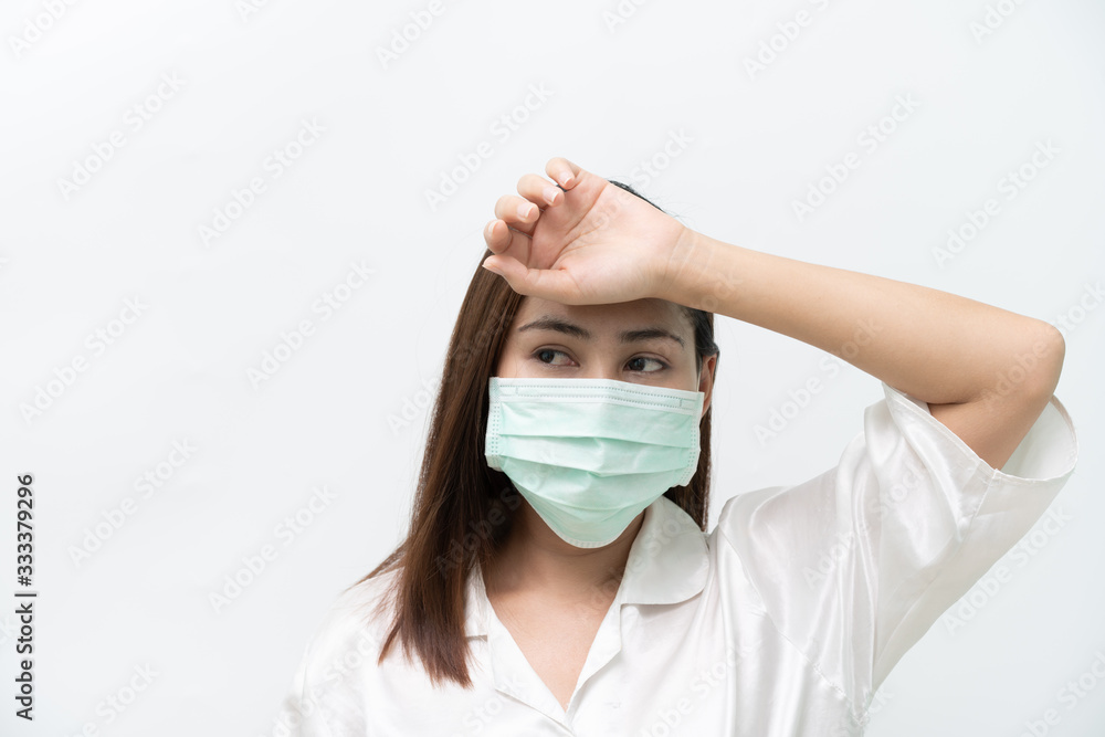 White shirts wear medical masks to prevent the flu and the Covid-19 ...