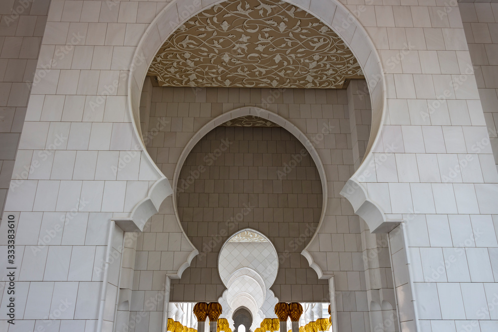 The archway in Sheikh Zayed Grand Mosque influenced by Moorish ...