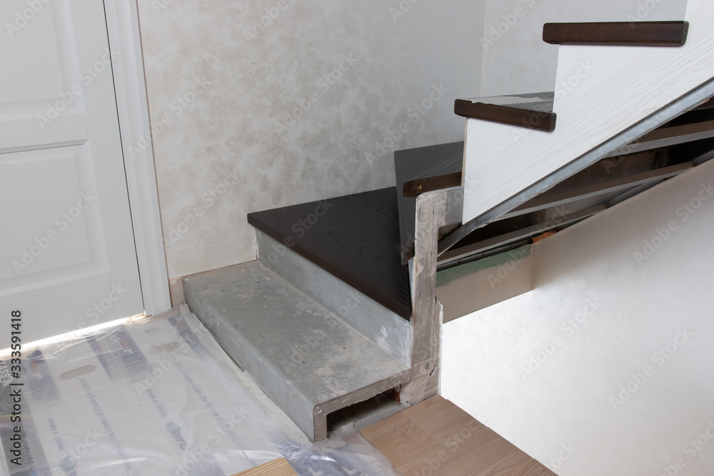 repair of the stairs, installation of steps by a master. Unfolding ...