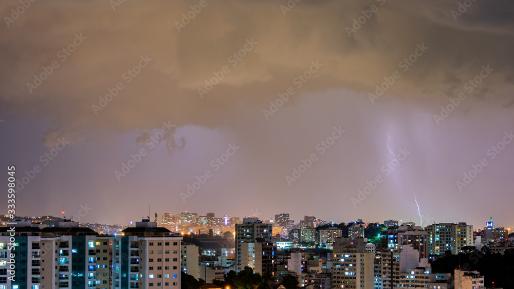 Imagens da chegada de uma tempestade com raios e chuva, na cidade ...