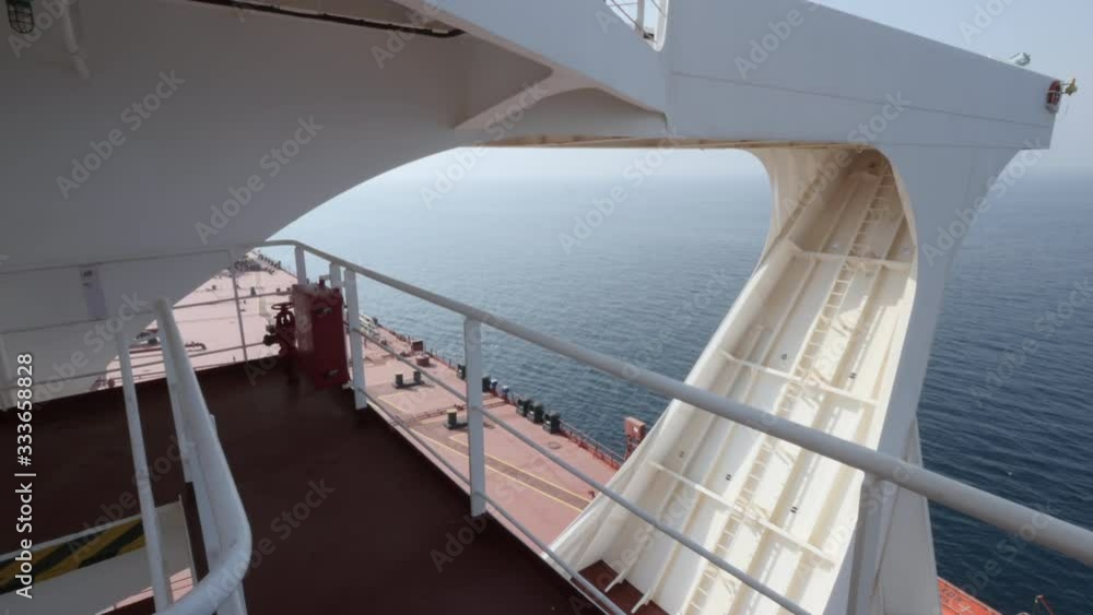Wing of navigation bridge and superstructure of large tanker vídeo de ...