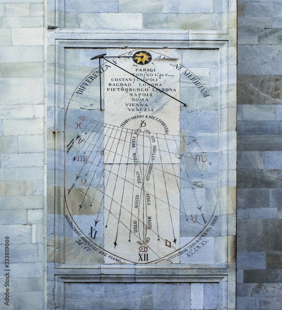 solar sundial on the southern wall of the Cathedral of Como.Italy foto ...
