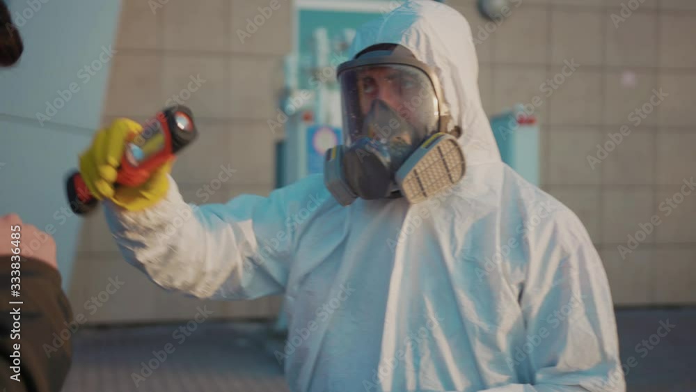 Vidéo Stock Shot of medical worker screening of passengers travellers ...