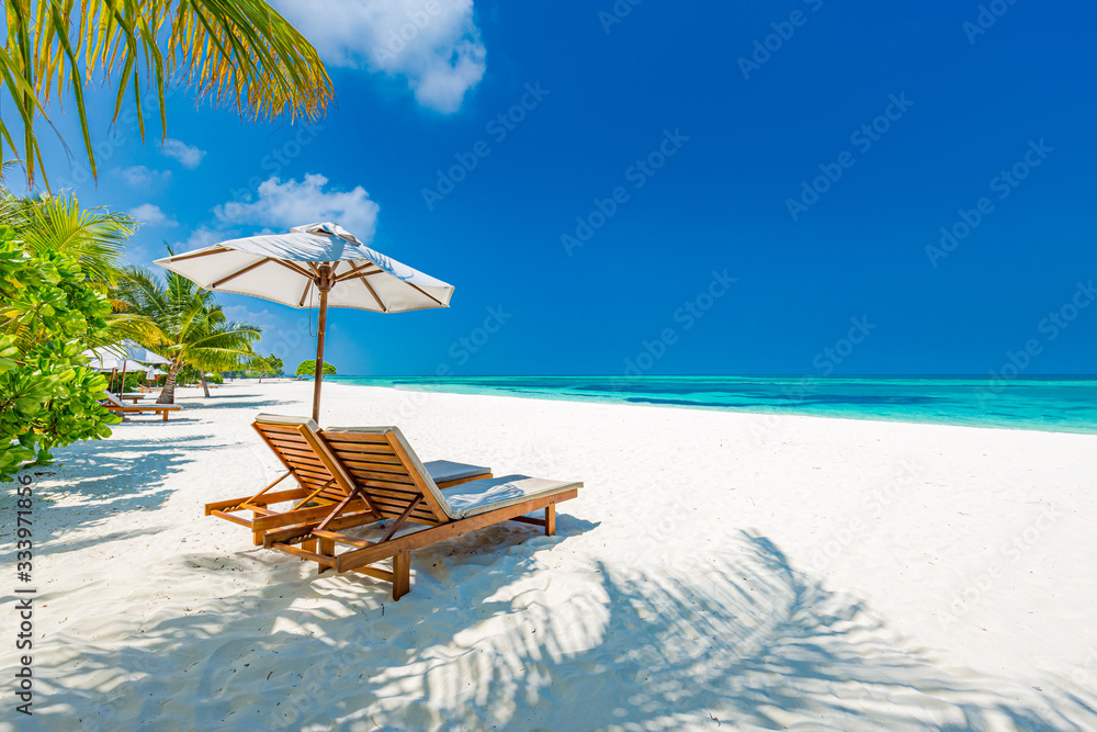 Foto Stock Luxury beach resort, beach loungers near the sea with white ...