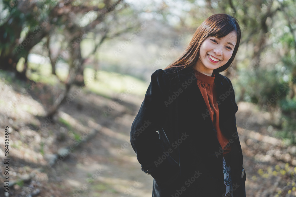 森の女性 Stock 写真 | Adobe Stock