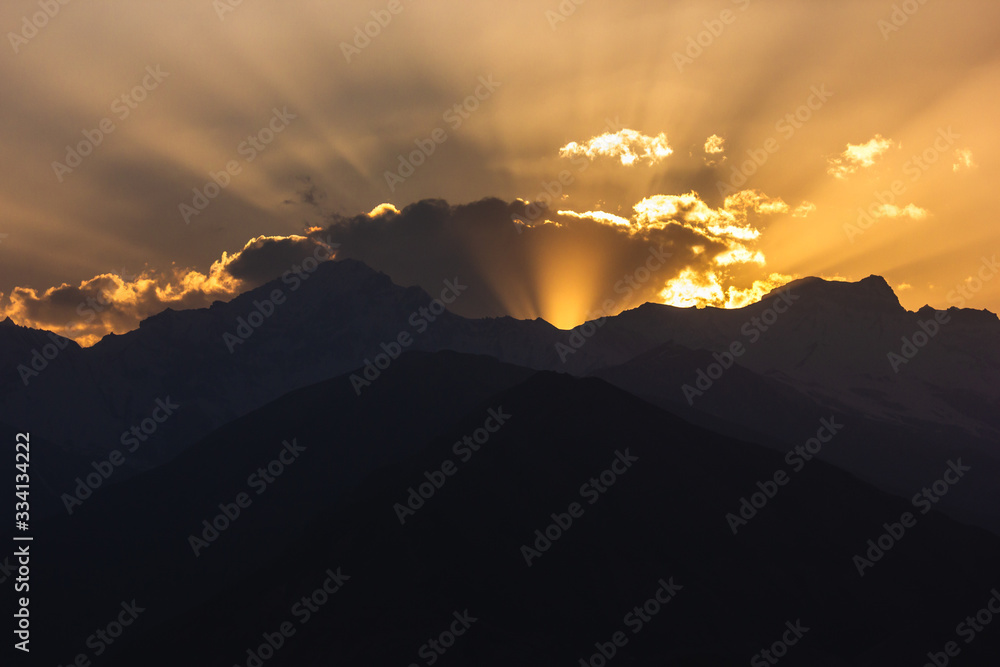 Foto de Crepuscular light rays of the setting sun scatter behind the ...