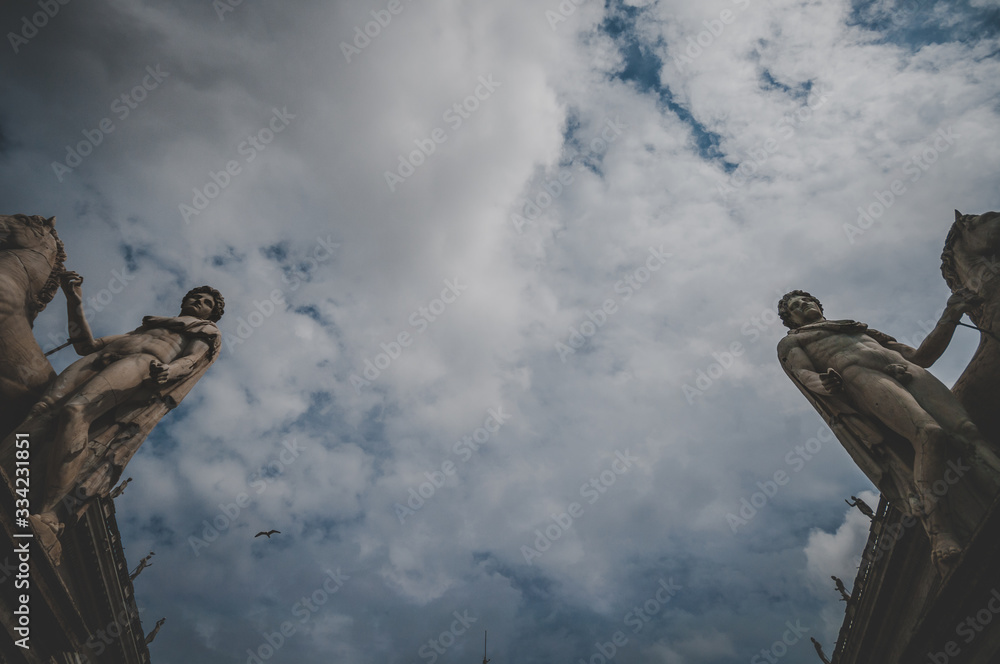 Foto de Statues on Cordonata Stairs leading to Piazza del Campidoglio ...