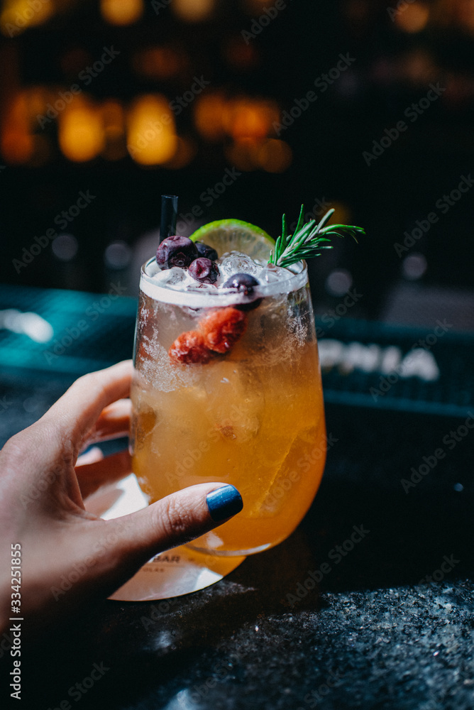 Trago con bebida alcohólica con frutos rojos y hierbas Stock Photo ...