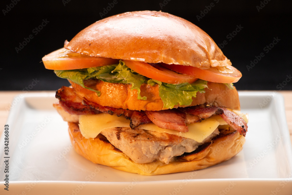 Sanduíche de filé de frango com salada de alface e tomate e bacon com ...