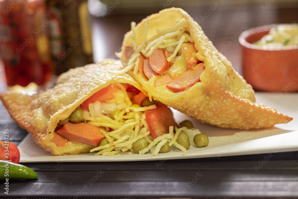 Pastel frito da culinária brasileira recheado com salsicha ervilha ...