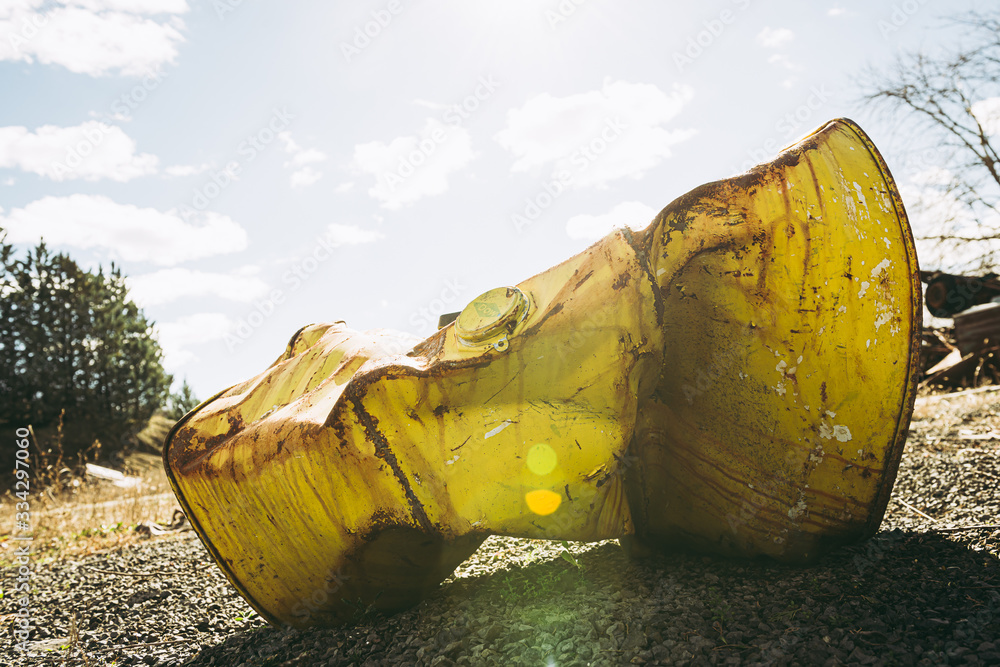Vieux bidon jaune usé et rouillé posé dans un champ Stock Photo | Adobe ...